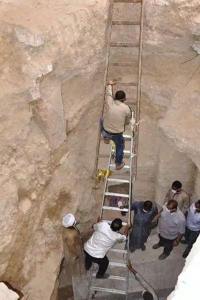 Ang mga Arkeologo ay Talagang Binuksan ang Giant Black Sarcophagus na Iyon At May Ilang Medyo Nakakatakot na Bagay sa loob 1315_3