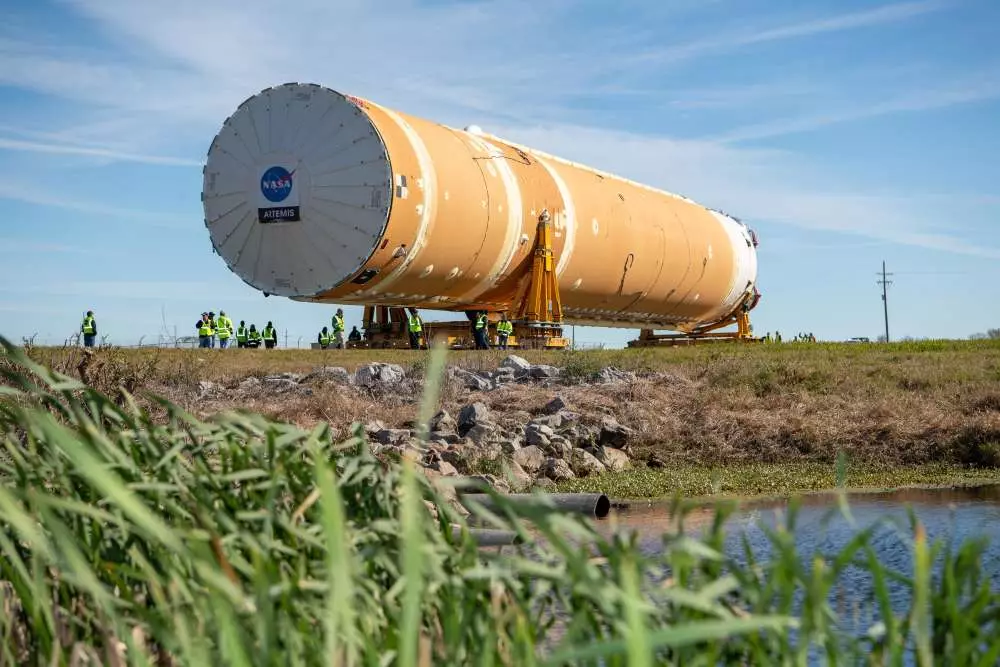 NASAs enorme Artemis Rocket Core Stage forlater monteringsanlegget for testing 1332_1