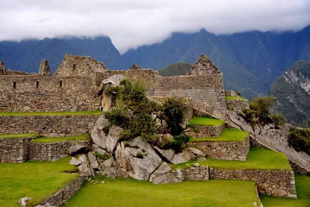 De Machu Picchu hu vläicht bal 600 Joer gedauert well d'Inkanen d'Stad bewosst direkt op enger Feelerlinn gebaut hunn 1385_1