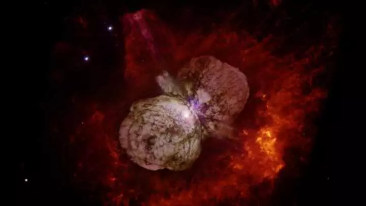 Fünf "Zwillinge" des einst ausbrechenden Supersternsystems Eta Carinae lokalisiert