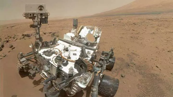 Før-og-efter 'selfies' af NASA's Curiosity Rover efter syv lange år på Mars