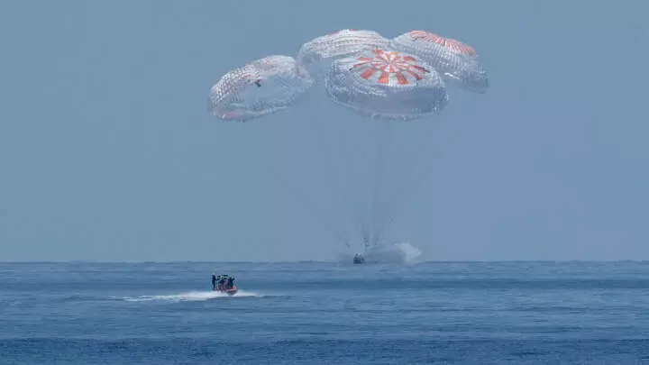 NASA, SpaceX Ita Nhoroondo Nekutanga Astronaut Splashdown muUS Craft Mumakore makumi mana nemashanu