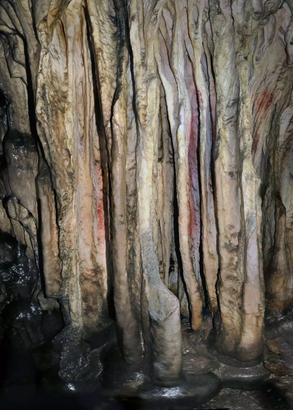 Farbige Stalagmiten, die von Neandertalern gemalt wurden, sind die älteste bekannte „Höhlenkunst“. 1511_1