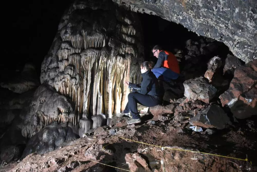 Farbige Stalagmiten, die von Neandertalern gemalt wurden, sind die älteste bekannte „Höhlenkunst“. 1511_2