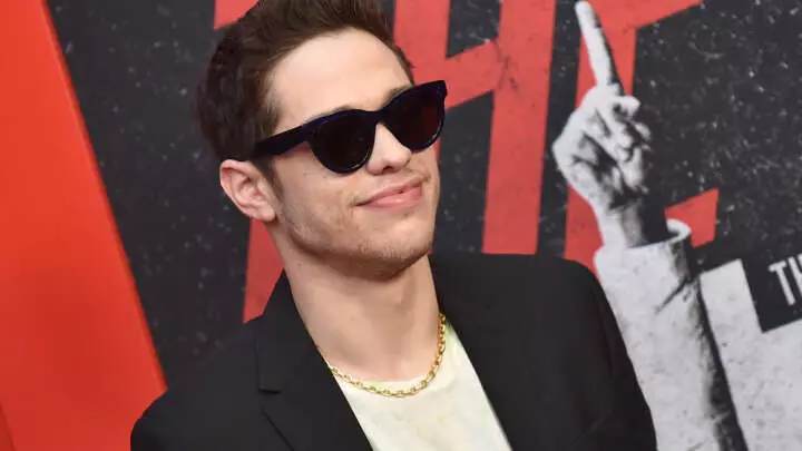 Pete Davidson ap fè eksplozyon nan espas mwa sa a