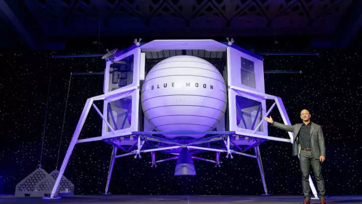 Jeff Bezos nyní žaluje NASA za výběr SpaceX Not Blue Origin v Lunar Contract Row