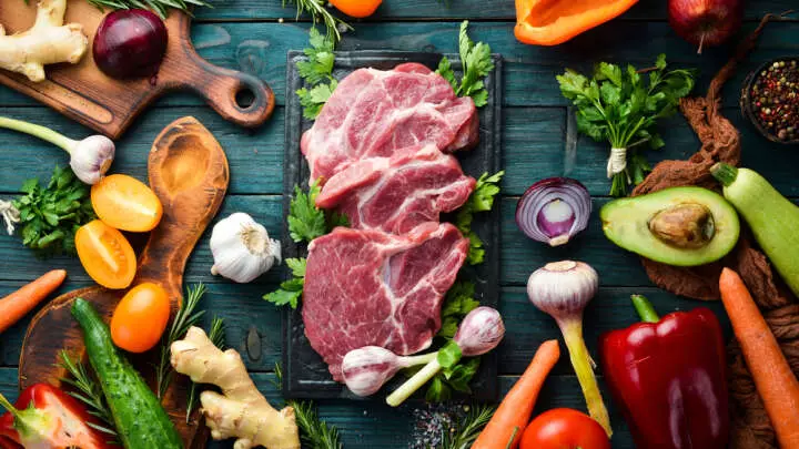 Mangiare più carne è associato a un rischio complessivo di cancro più elevato