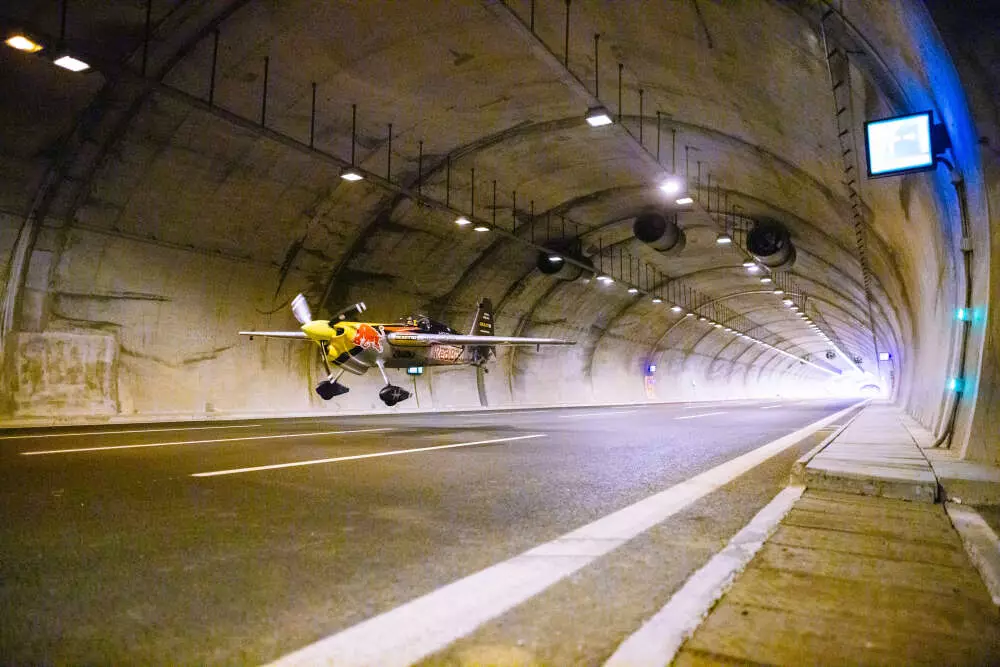 Kijk hoe een vliegtuig luchtvaartgeschiedenis schrijft in een nagelbijtende eerste tunnelvlucht ter wereld