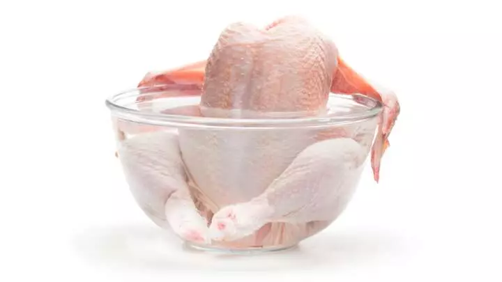 世界最悪の浴槽のように鶏のモモ肉が酸に溶けるのを見る