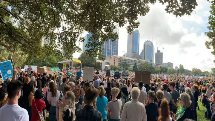 Cov tub ntxhais kawm 'Climate Strike Kicks Off Largest Global Climate Protest ever