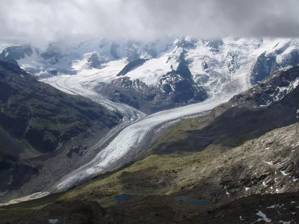 מדענים יוצרים שלג מלאכותי כדי להציל קרחונים נסוגים 1832_1