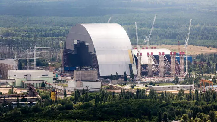 Gigantic Shield Ichaiswa Pamusoro peChernobyl Nuclear Reactor