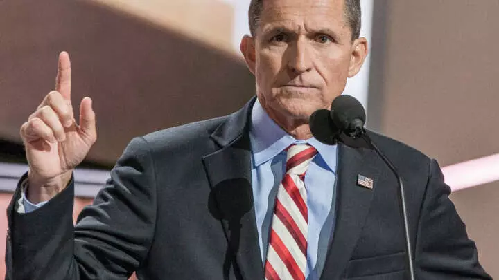 Michael Flynn Akukankhira Chiwembu Chodabwitsa Chokhudza Katemera wa COVID Mumavalidwe a Saladi