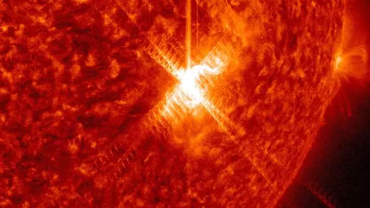 Ang Adlaw Nagpagawas Lang Usa ka Dakong Solar Flare, Ug Kini Nakaapekto Kanato Dinhi Sa Yuta