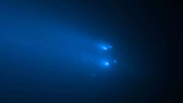 U-Hubble ubamba amaqhekeza alingana neNdlu ukusuka kwi-Doomed Comet ATLAS 'Disintegration