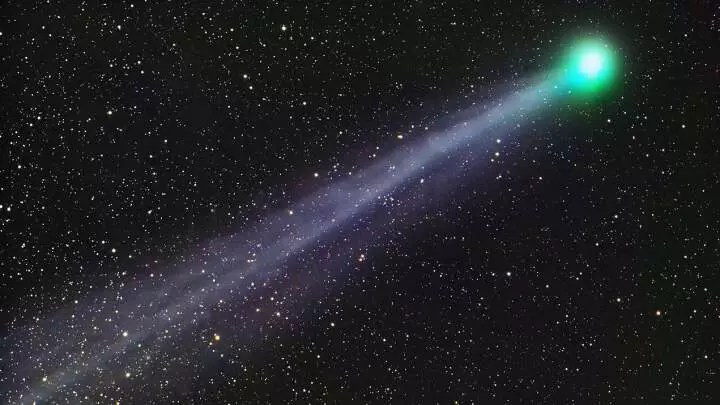 I-Mega Comet okanye iPlanethi encinci isondela kwi-Eccentric Orbit