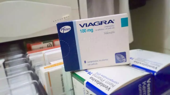 Zilamekî Pir Zêde Vexwarin Viagra. Va ye Çi Diqewime Wî