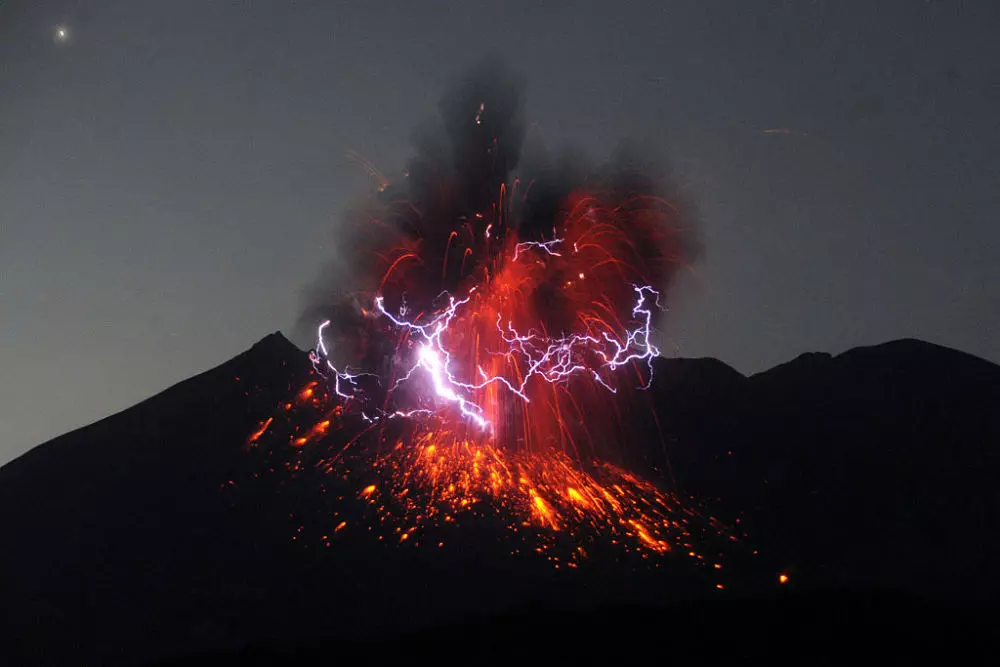 La spettacolare eruzione del vulcano giapponese crea un pennacchio altissimo inondato di fulmini