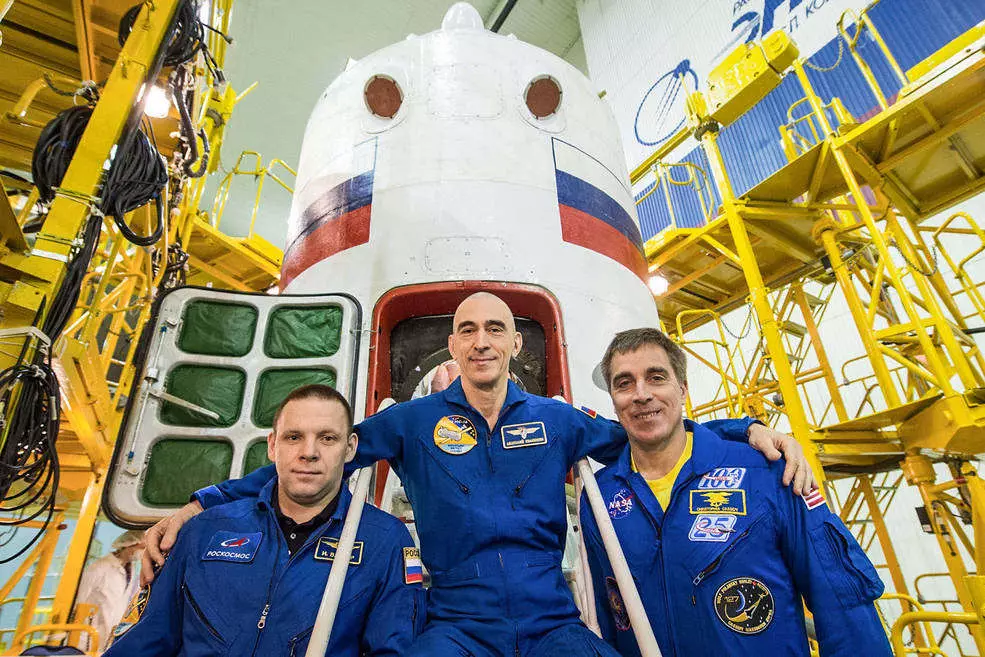 Astronaut Crew erfollegräich Dock bei der ISS, Äddi vun der Pandemie Äerd 2680_1