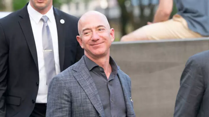 Cynigydd Dirgel yn Talu $28 miliwn i Ymuno â Jeff Bezos Ar Hedfan Gofod