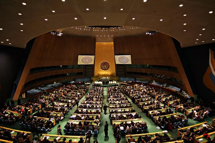Une grande salle de réunion au siège des Nations Unies.