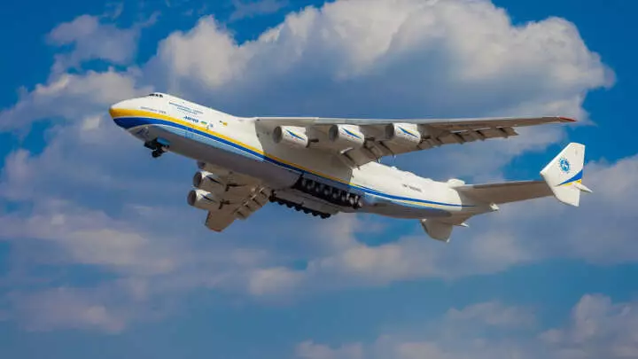 I-AN-225 Mriya, Esona nqwelo-moya sikhulu eHlabathini, sitshatyalaliswe yimikhosi yaseRashiya ehlaselayo.