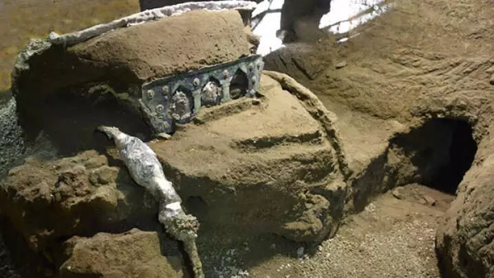 Kereta Upacara Unik Di Pompeii Digali Dari Bawah Material Vulkanik