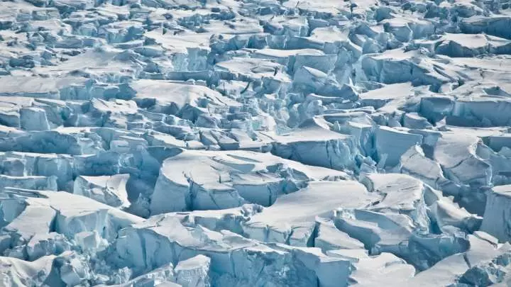 毎年2,000億トンの南極の氷が海に溶け込んでおり、今後も増えると予想されています