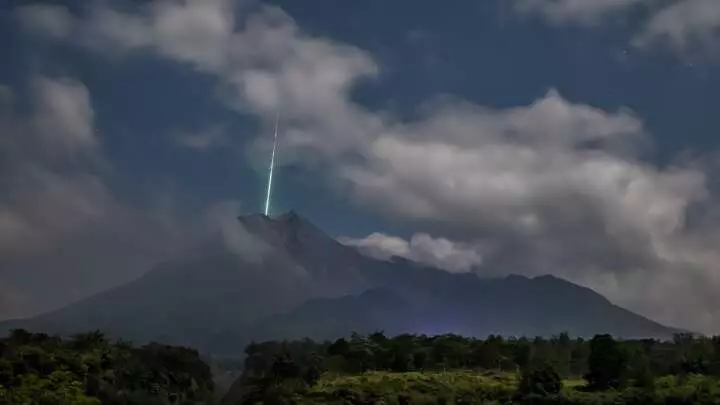 Indonesian dagoen meteorito zoritxarrek sumendiak supervillain baten gordelekuaren itxura ematen du