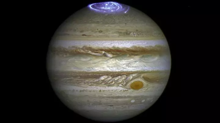 Hubble knip pragtige nuwe uitsigte van Jupiter se Auroras