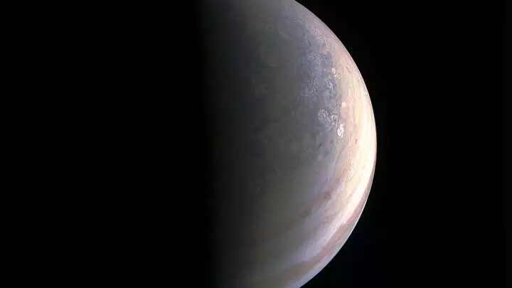 NASAn Juno-avaruusalus vangitsee ensimmäiset upeat näkymät Jupiterin napoista