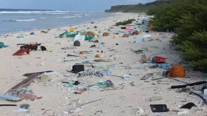 Insula Pacificului de Sud nelocuită de 600 de ani se îneacă în plastic