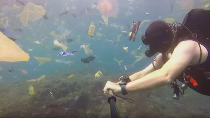 Un scafandru surprinde imagini șocante cu cantități uriașe de plastic în ocean