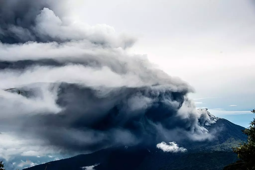 Violenta erupción volcánica en Costa Rica asfixia la ciudad capital en cenizas 3676_1