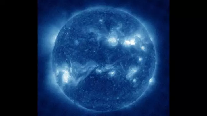 黒点が17個の太陽フレアを放ち、大きなオーロラがやってくる可能性があることを意味します