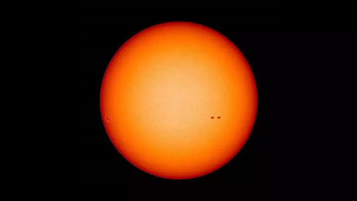 太陽は非常に静かな時期に入る可能性があり、オーロラのショーを北極だけに制限します
