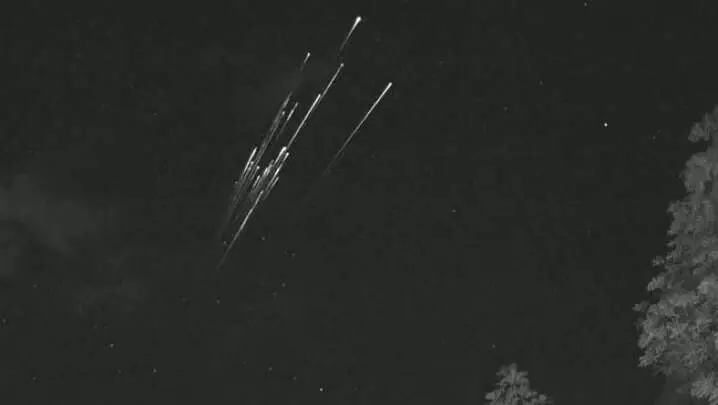 Akinančioje filmuotoje medžiagoje matyti, kaip „Starlink“ palydovas sudužo virš Karibų jūros