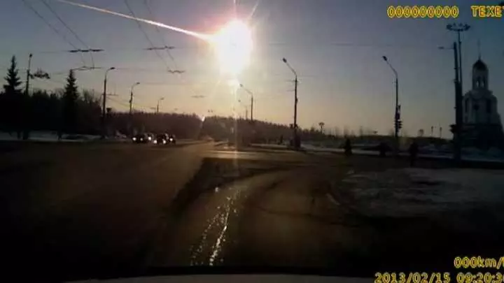 Mae gwyddonwyr yn troi at YouTube i Ddeall Effaith Asteroid Chelyabinsk