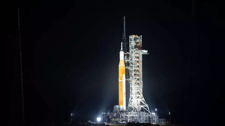 NASA's Massive Moon Rocket e fihlile Launchpad ea nalane