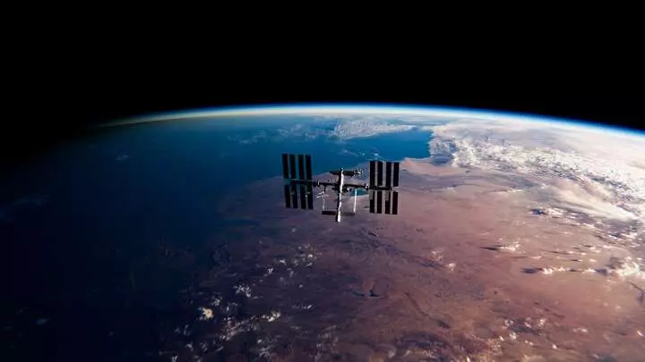 Rusland stel vreemde, vaag dreigende video vry van die ISS wat afgetakel word