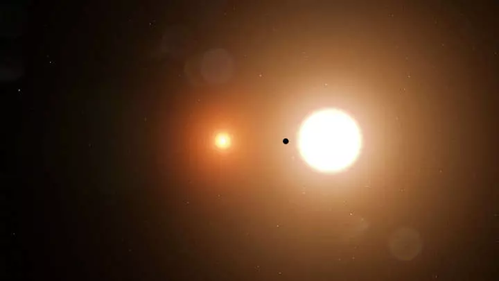 วัยรุ่นค้นพบดาวเคราะห์โคจรรอบดาวไบนารีในวันที่สามของการฝึกงานของ NASA