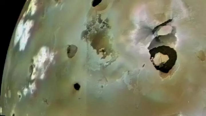 Upпитер айындагы вулкан Io атылырга тиеш