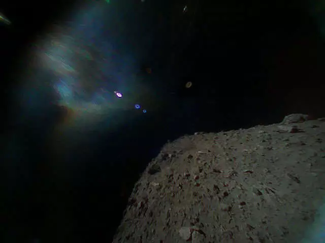 Tai yra pirmieji vaizdai, padaryti ant asteroido paviršiaus 4186_2