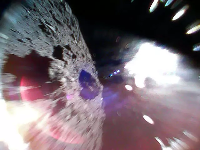 Tai yra pirmieji vaizdai, padaryti ant asteroido paviršiaus 4186_3
