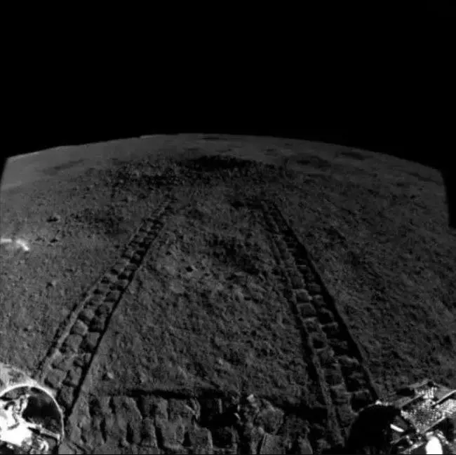 Lunar Rover China Telah Menemui Bahan 'Seperti Gel' Berwarna-warni Di Bulan 4198_1