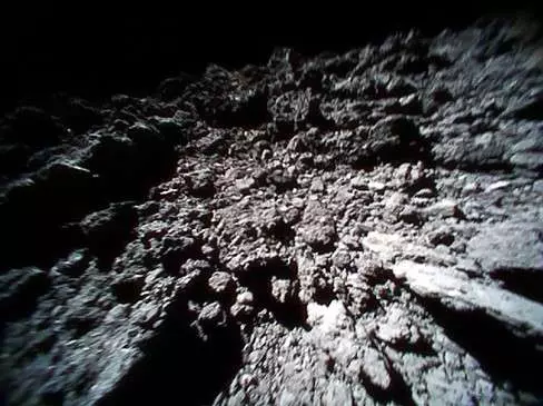 Japonya'nın Asteroid Rover'ları Ryugu Yüzeyinden Daha Şaşırtıcı Görüntüler Getirdi 4377_2