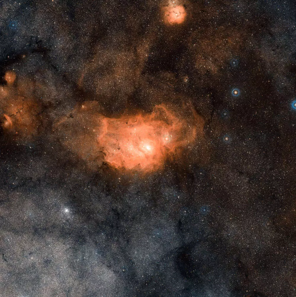 Det er Hubble-teleskopets 28-års fødselsdag, og det blev fejret ved at tage dette spektakulære billede 4521_3