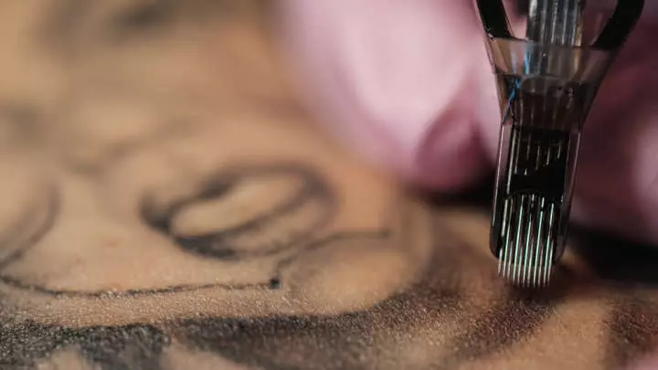 Če si naredite tetovažo, lahko v vaših bezgavkah ostanejo sledi niklja in kroma