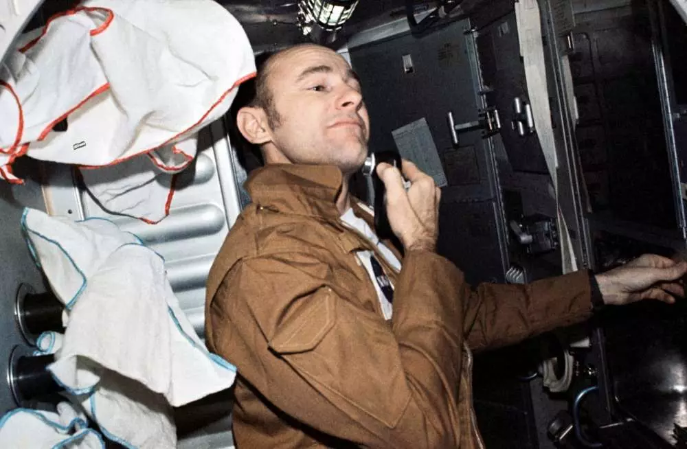 Астронавтът на Аполо 12 Алън Бийн, четвъртият човек, който ходи на Луната, почина на 86 години 4659_1