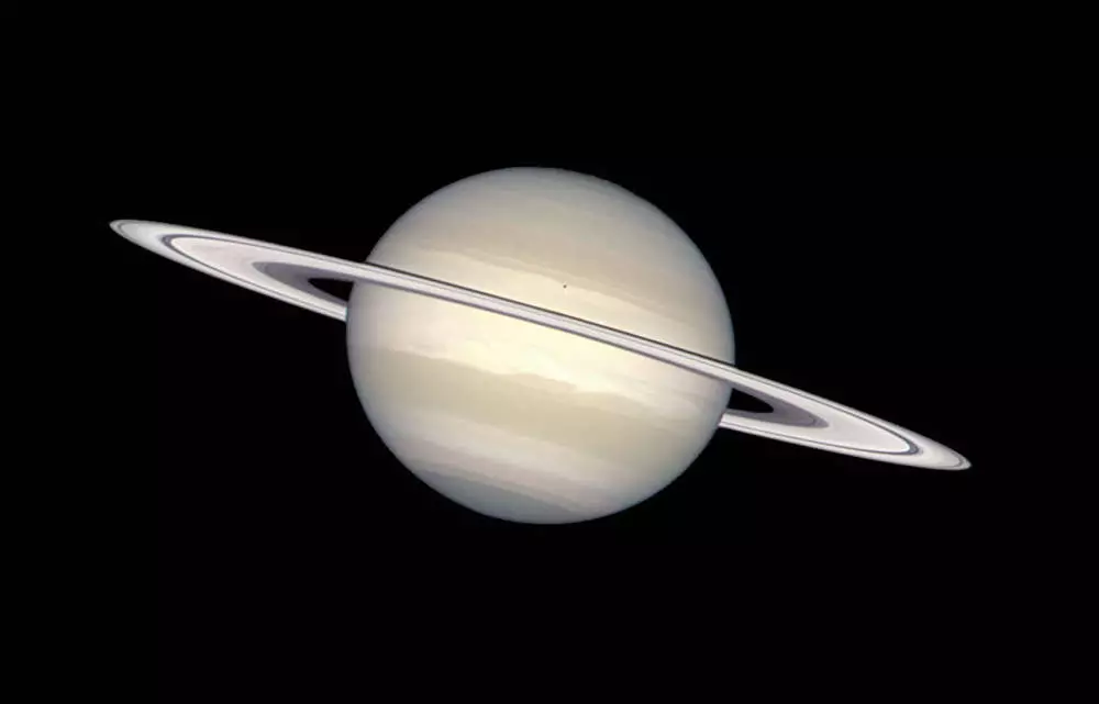 Ua Fa'aalia e Hubble le Ata Mata'utia o Saturn 5007_2